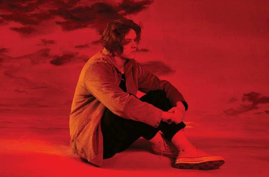 Lewis Capaldi lanzó "Bruises" como nuevo single acompañado de un EP con ...