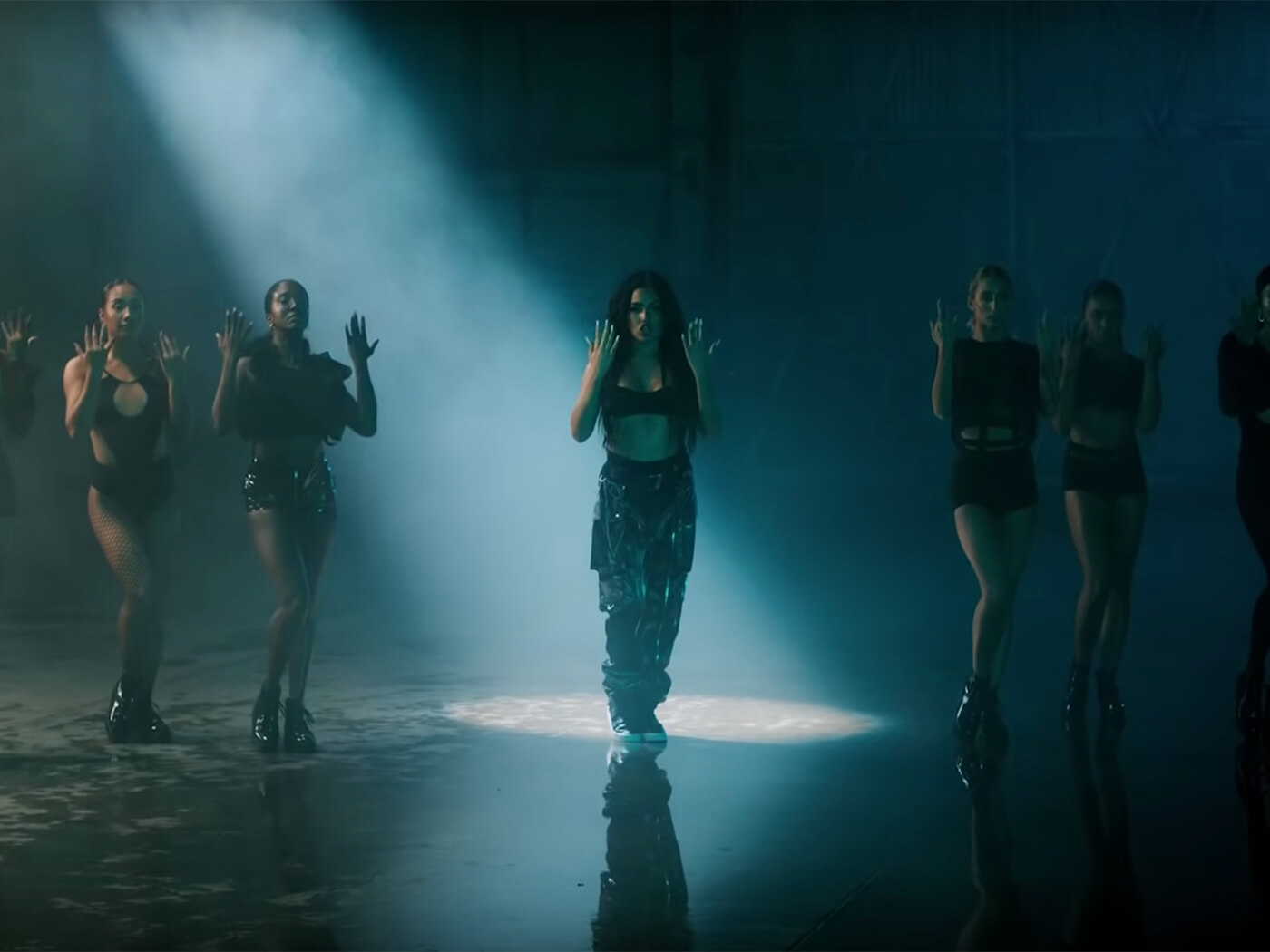 Tiësto y Mabel se unen en “God Is A Dancer”: Mirá el video | Billboard ...