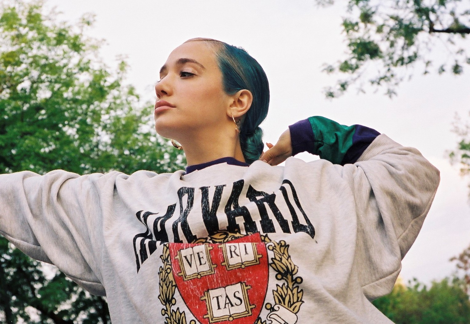 Angela Torres llega con "Aló" una nueva propuesta visual y musical ...