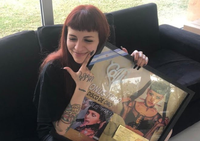 Cazzu recibe el disco de oro por su álbum «Bonus Trap» - Billboard ...