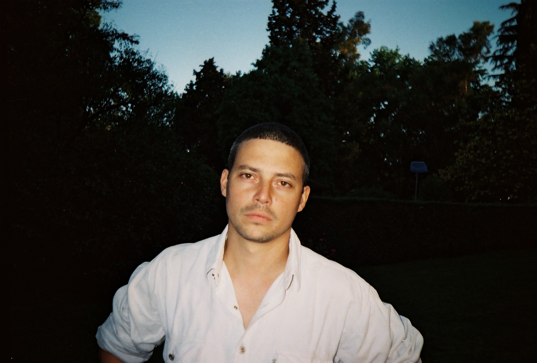 Cercano y despojado: así suena "0 (Cero)", el disco debut de MERLO ...