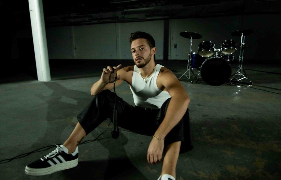 Ruggero sorprende con su nuevo single pop rock, «Morocha» - Billboard ...